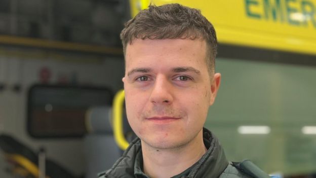 Secamb: Ambulance staff report rising numbers of attacks - BBC News