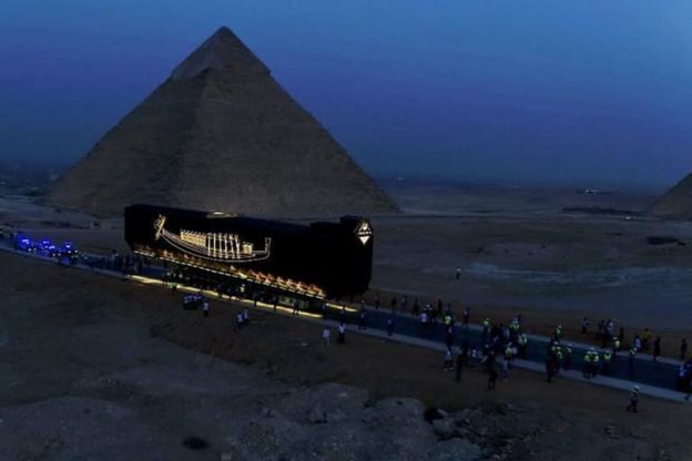 In pictures: Egypt pharaoh's 'solar boat' moved to Giza museum - BBC News