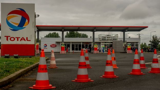 Oil strikes close hundreds of French petrol stations - BBC News