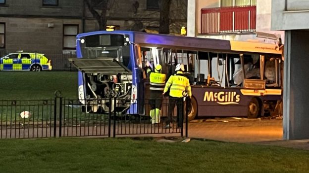 Five taken to hospital after bus crashes into Paisley flats - BBC News