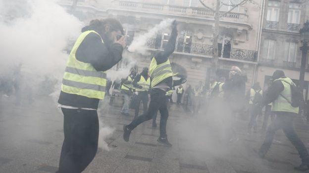 In pictures: France's latest protests - BBC News