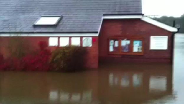 Lancaster flooding: Power restored to flood-hit homes - BBC News