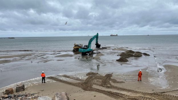 Sea defence: Million tonne Rhos on Sea sand move starts - BBC News