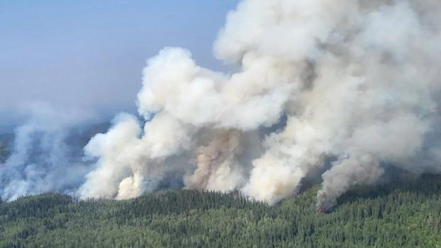 Canada wildfires: Border blaze forces evacuations - BBC News