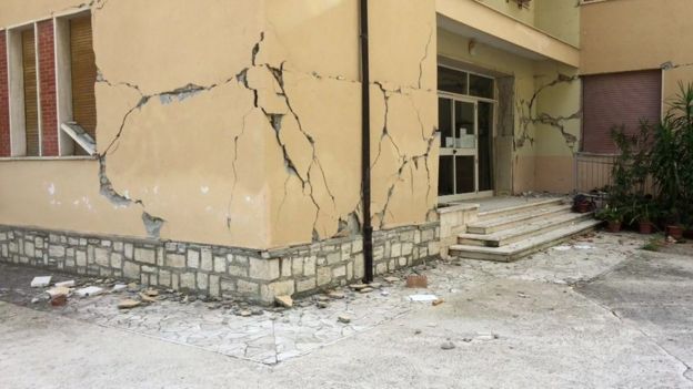 Italy earthquake: Why so many houses collapsed - BBC News