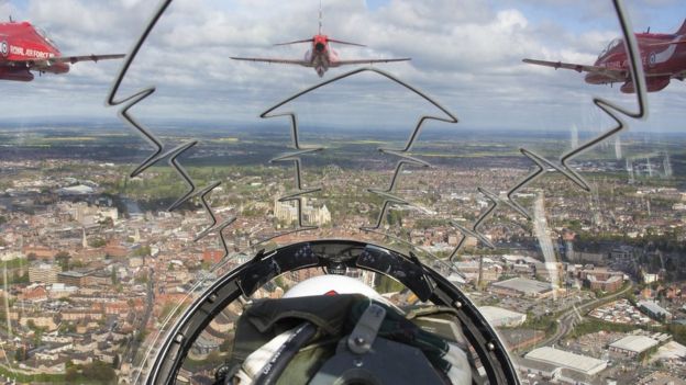 The Red Arrows wow onlookers during Yorkshire training flight - BBC News