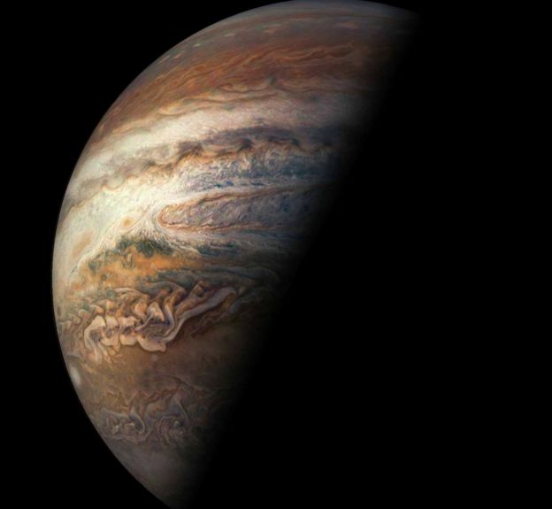 Nasa's Jupiter mission Juno reveals giant polar storms - BBC News