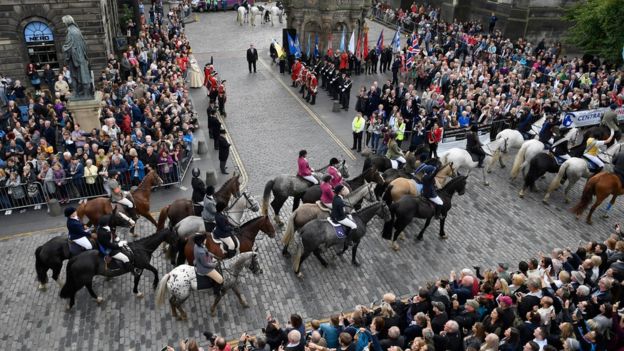 Riding of the Marches: Hundreds of horses take to Edinburgh streets ...