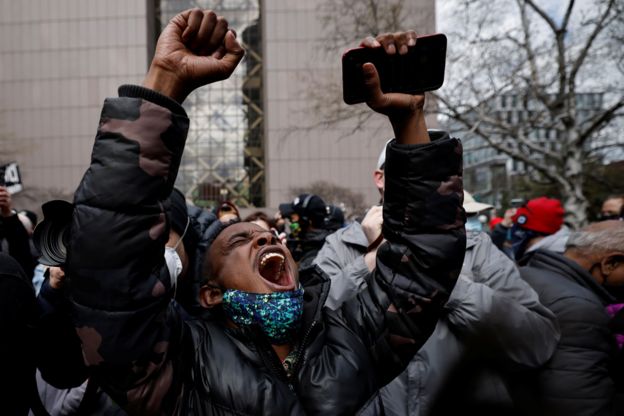 2021 in pictures: Striking photojournalism from around the world - BBC News