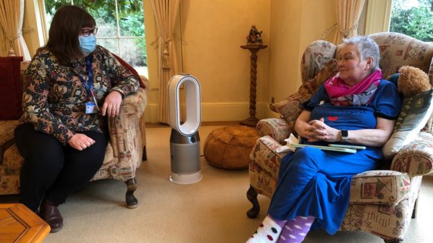 Harlow hospice gets creative over staffing amid nursing shortage - BBC News