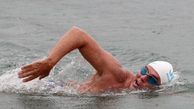 Sarah Thomas: Woman first to swim Channel four times non-stop - BBC News