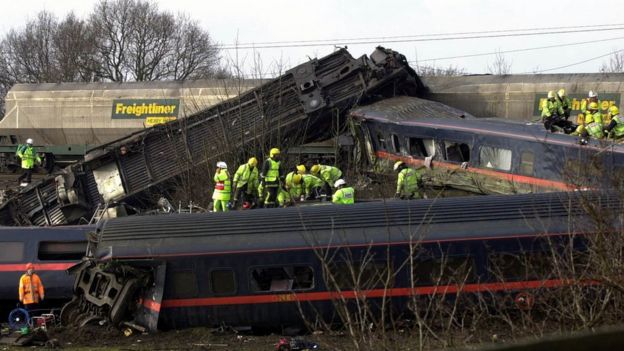 Selby rail crash: Disaster remembered 20 years on - BBC News