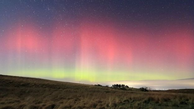 In pictures: Northern Ireland delights in northern lights - BBC News