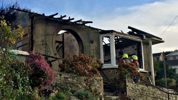 Woman feared dead in bungalow fire in Looe - BBC News