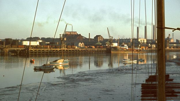 Ipswich docks: Historical photographic archive put online - BBC News