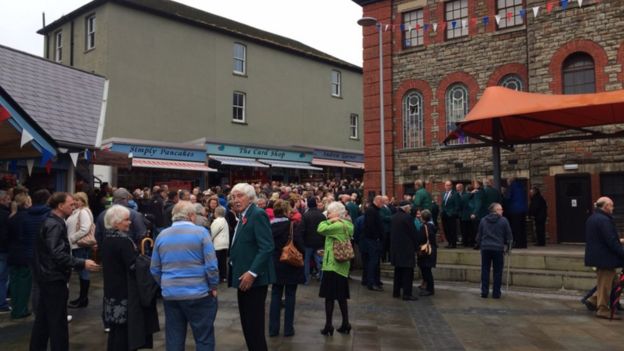 Miners who paid for Maesteg Hospital celebrated with plaque - BBC News