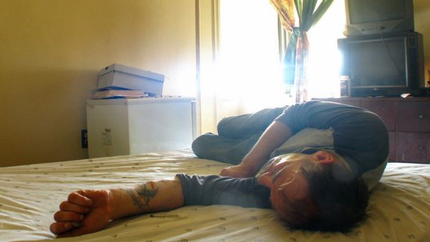 Photographer Graham MacIndoe captures his life on drugs - BBC News