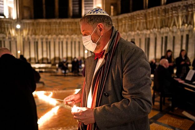 Survivors and leaders mark Holocaust Memorial Day - BBC News