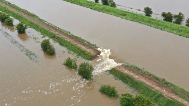 Wainfleet flooding: RAF helps to stem River Steeping breach - BBC News