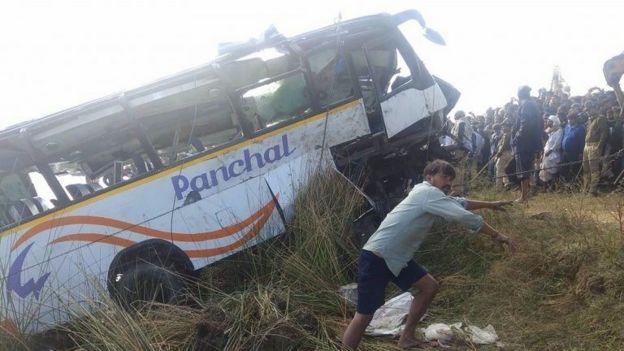 'Tardy' police attacked in India after bus crash which killed 36 - BBC News