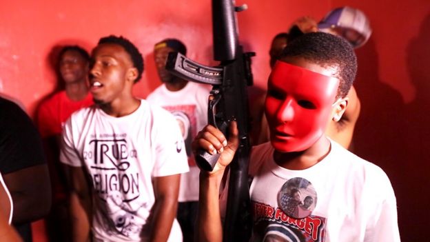 Activists mock US gun culture with Chicago 'gun-sharing' dock - BBC News