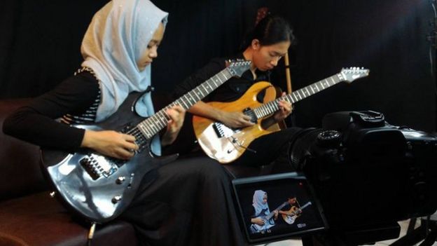 Meliani, melawan bully dengan jilbab dan musik metal - BBC News Indonesia