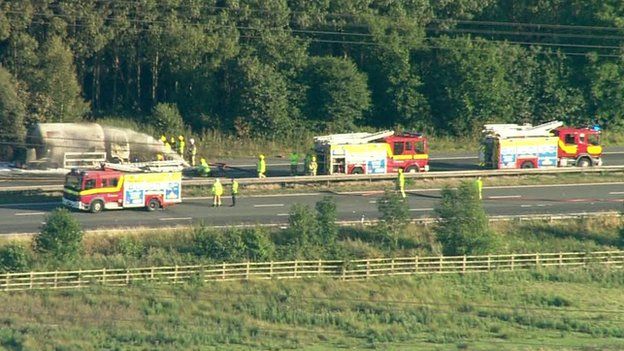 Propane tanker fire shuts M56 motorway near Chester - BBC News