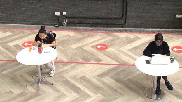 Covid in Scotland: Hundreds of students told to self-isolate - BBC News