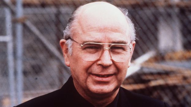 Bishop Edward Daly: Bloody Sunday priest dies - BBC News