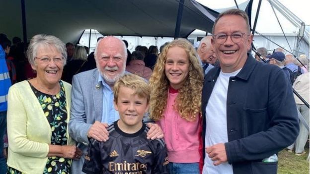 Yr ifanc a ŵyr? Lyn a Dylan Ebenezer - BBC Cymru Fyw