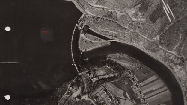 'Secret' Dambusters photos go under hammer - BBC News