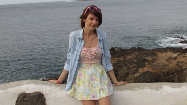 Anorexia: 'I needed therapy not just a food plan' - BBC News