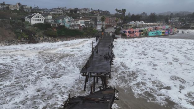 Millions at risk of flooding as fierce storm lashes California - BBC News