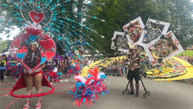 Leeds Carnival king and queen's costume delight - BBC News
