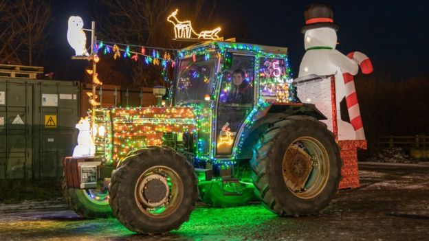 Banbury tractor run: Dozens take part in charity convoy - BBC News