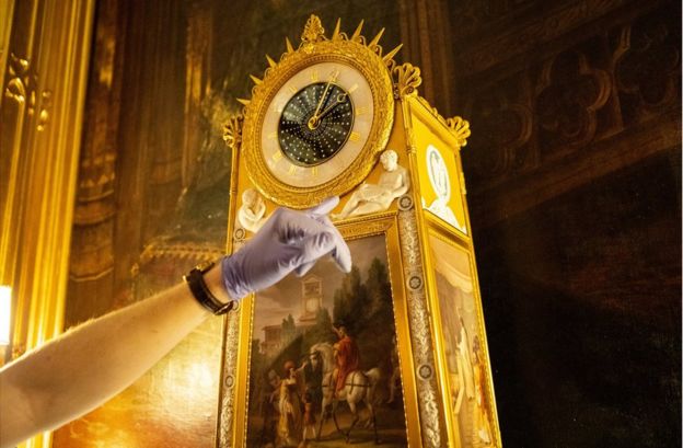 Windsor Castle: Changing hundreds of royal clocks - BBC News