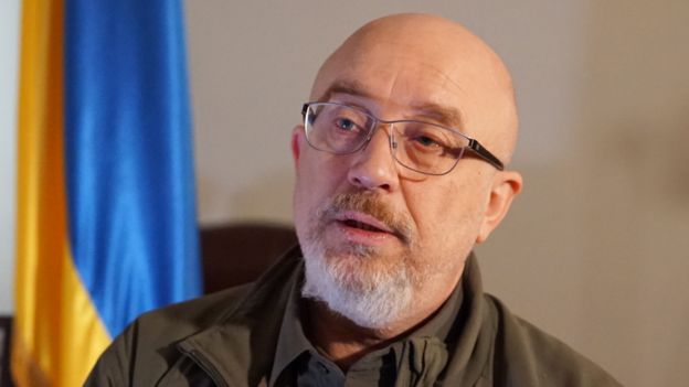 Ukraine yellow kitchen: Shock at image of apartment wrecked by strike ...