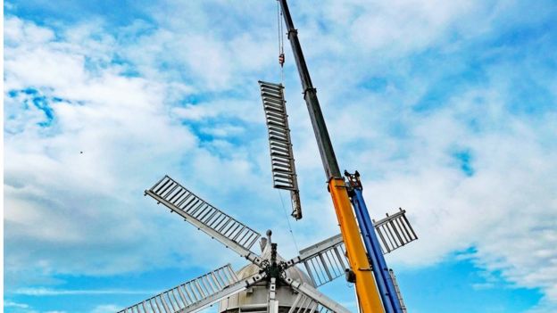 Sandwich windmill cap restored by volunteers - BBC News