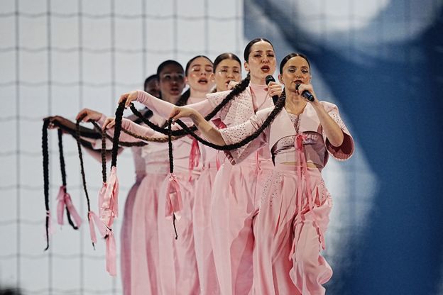 In pictures: Eurovision performances fire up fans - BBC News
