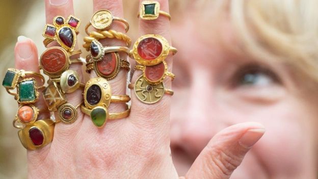'Exceptional' ancient ring collection to be auctioned - BBC News