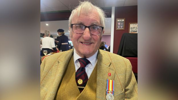 Derbyshire: 'Hero' veteran receives nuclear testing medal - BBC News