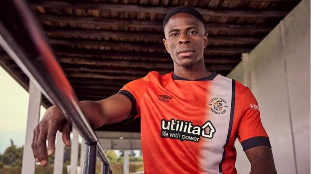 Luton: New home kit 'brings back great memories' - BBC Sport