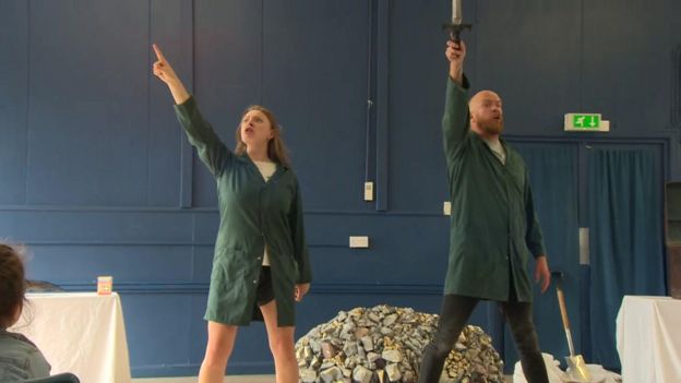 New play teaches children about Cornish history - BBC News