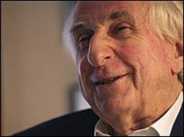 Paddington Bear 'inspired by evacuees' says author Bond - BBC News