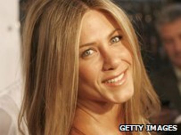 Aniston 'fights off' papparazzi - BBC News