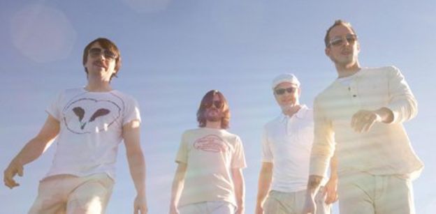 Weezer announce new album details - BBC News