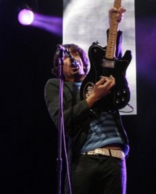 Backstage at V Festival 2009 - BBC News