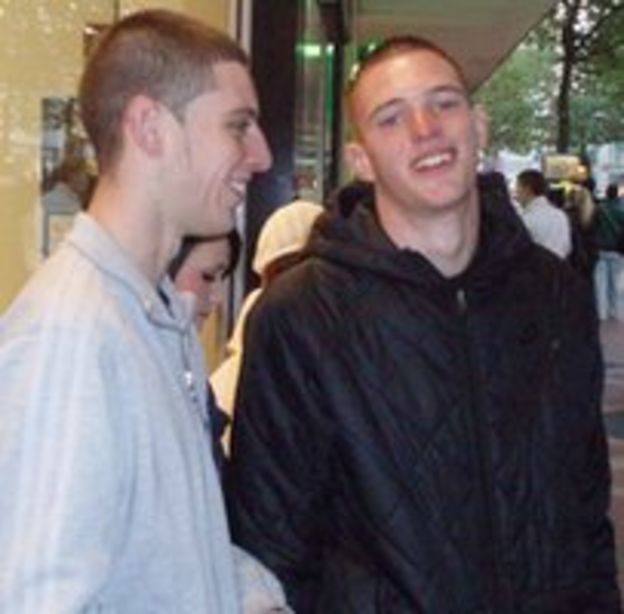 Almost a million under-25s jobless - BBC News