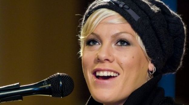 Pop star Pink announces she's pregnant on US chat show - BBC News