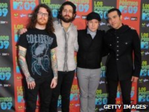 Fall Out Boy star becomes TV reporter - BBC News
